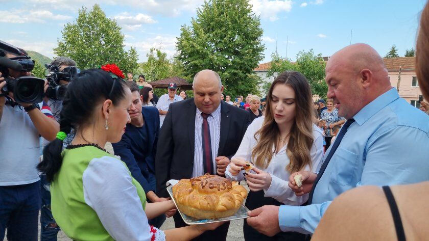 Село Крепча посрещна Нургюл Салимова с хляб и сол и народни хора! - Би ...